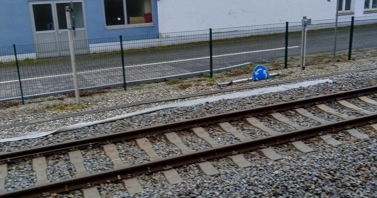 Schild mitten auf die Gleise gelegt | Radio Trausnitz Schild mitten auf die Gleise gelegt | Radio Trausnitz